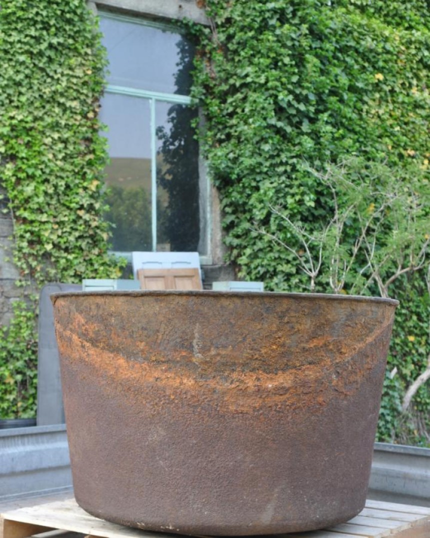 Antique & Reclaimed large 19th century cast iron vessel / vat / boiler ...