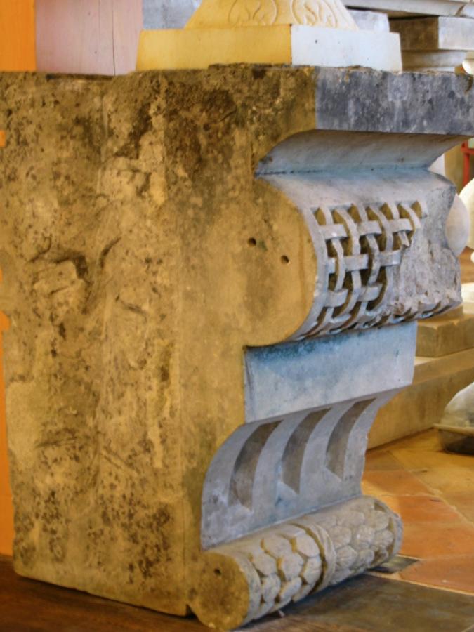 Antique & Reclaimed Socle en pierre calcaire / Antique carved corbel ...