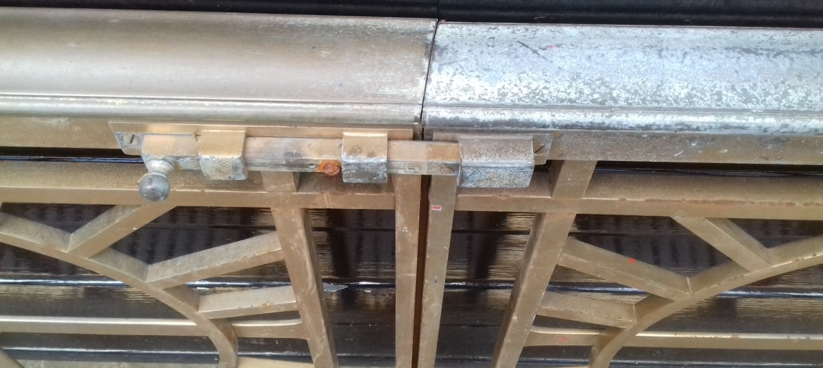 Antique & Reclaimed A pair of Art Deco gates- SalvoWEB UK