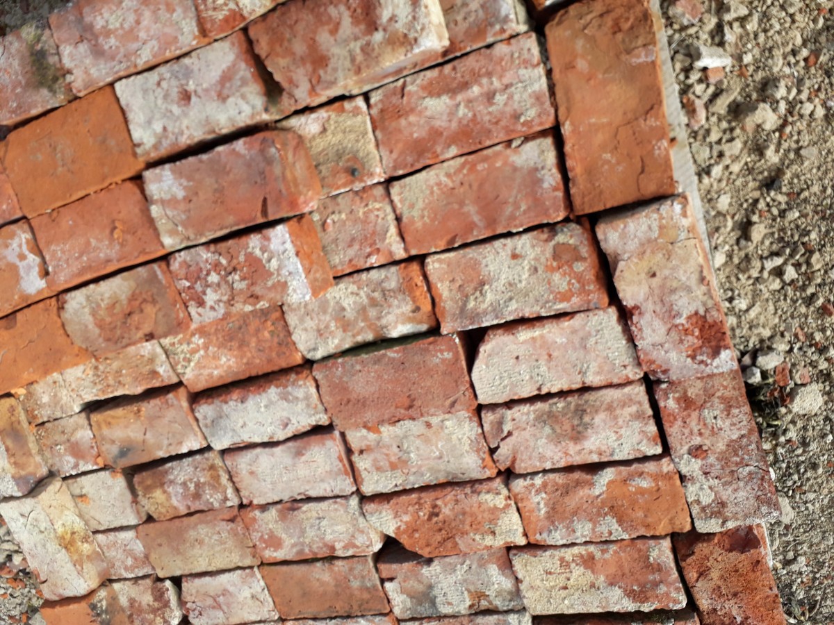 Antique & Reclaimed Re Claimed Red Lincolnshire Barn Bricks- SalvoWEB UK