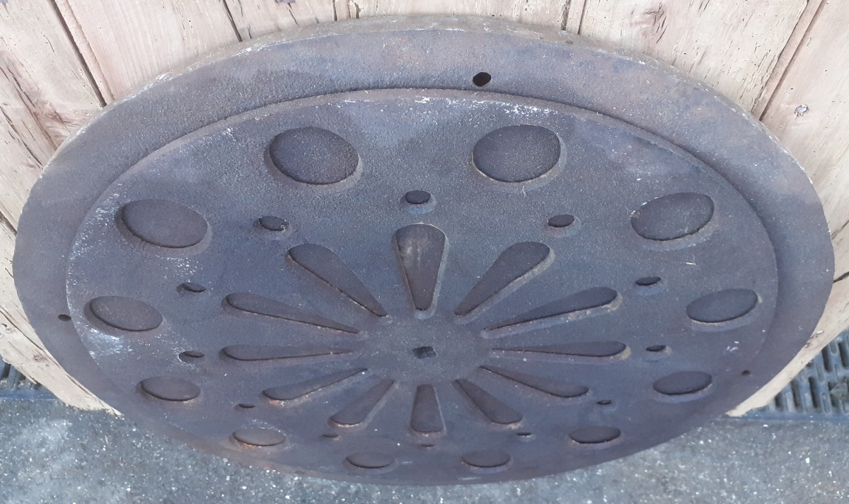 Antique & Reclaimed A very large Victorian cast iron wall vent ...