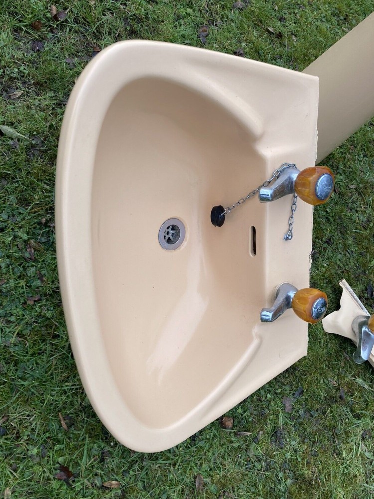 Wanted Alerts Qualcast/Qualitas Lotus toilet and sink - SalvoWEB UK