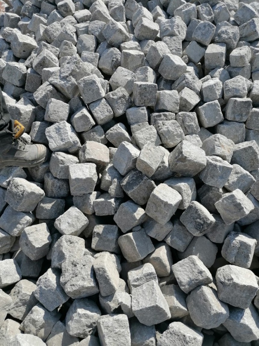 Antique & Reclaimed Reclaimed 4 inch Cube Granite Setts Silver/Grey ...