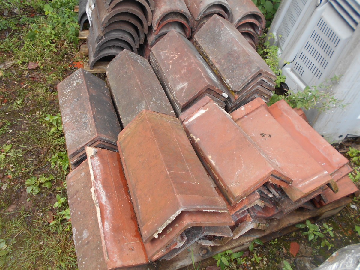 Antique & Reclaimed Reclaim Roof ridge tiles lots off ridges - SalvoWEB UK