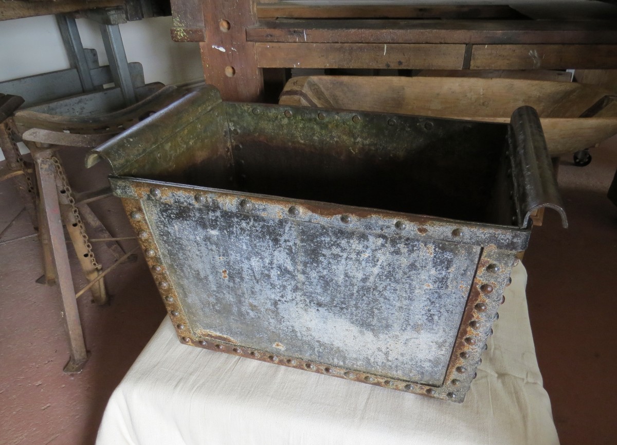 Antique & Reclaimed Antique galvanised riveted tank / Trough / Quencher ...