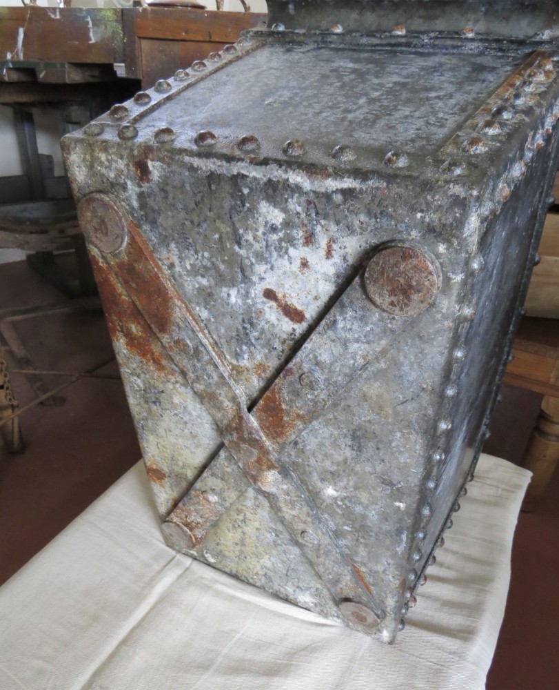 Antique & Reclaimed Antique galvanised riveted tank / Trough / Quencher ...