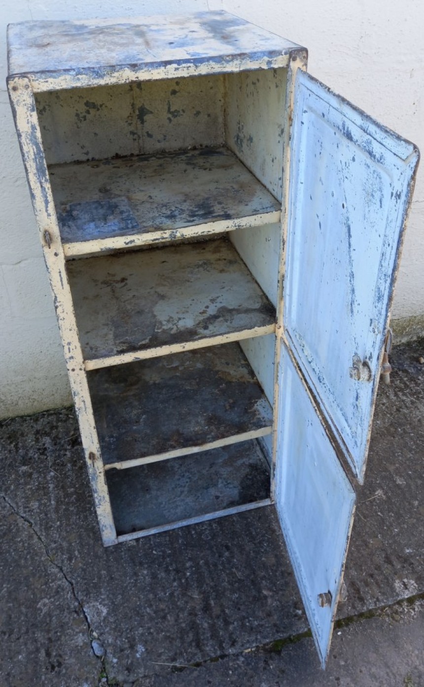 Antique & Reclaimed Vintage galvanized steel lockers.- SalvoWEB UK