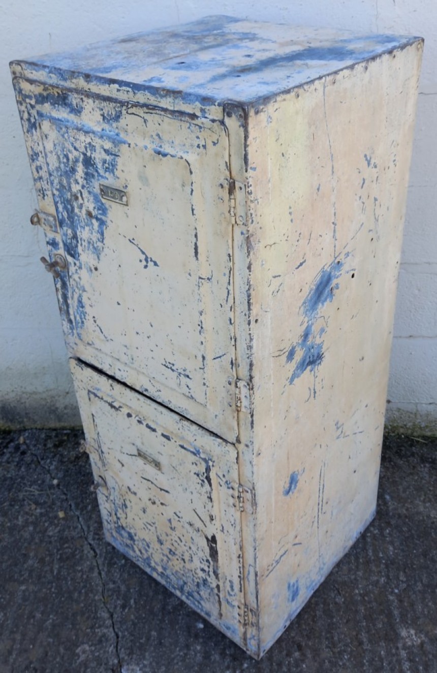 Antique & Reclaimed Vintage galvanized steel lockers.- SalvoWEB UK