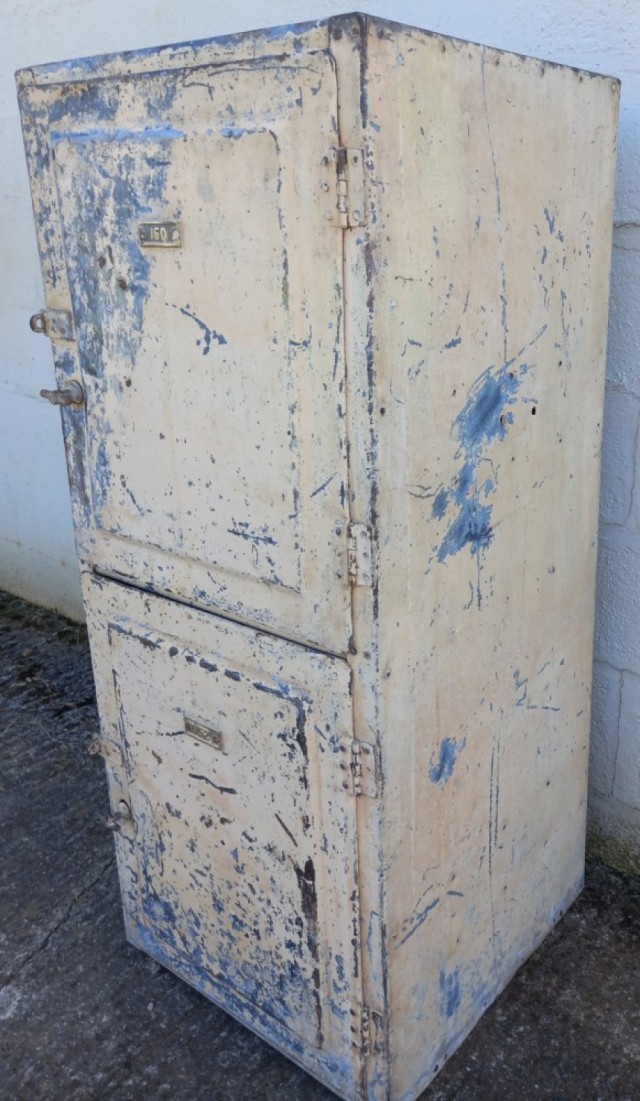 Antique & Reclaimed Vintage galvanized steel lockers.- SalvoWEB UK