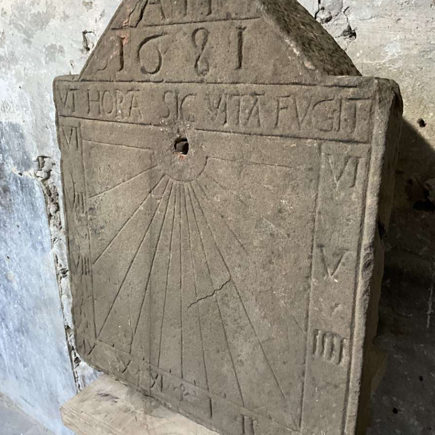 Antique & Reclaimed Rare 17th Century Antique English Stone Sundial ...