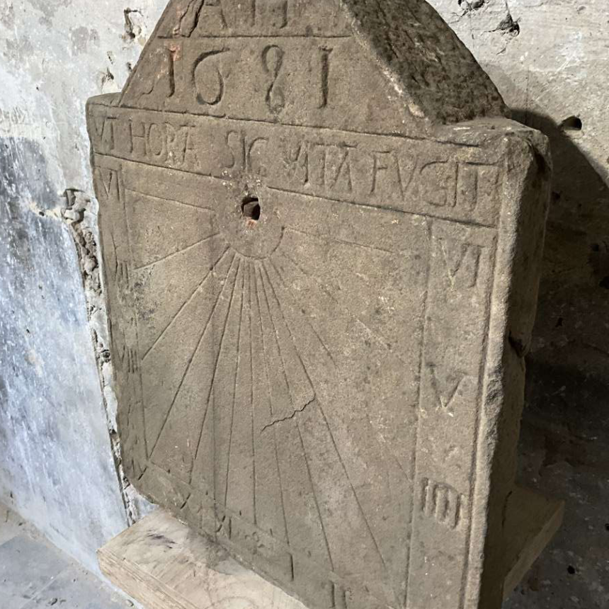 Antique & Reclaimed Rare 17th Century Antique English Stone Sundial ...