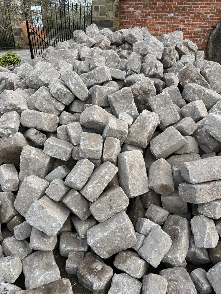 Antique & Reclaimed Mixed Granite Cobbles- SalvoWEB UK
