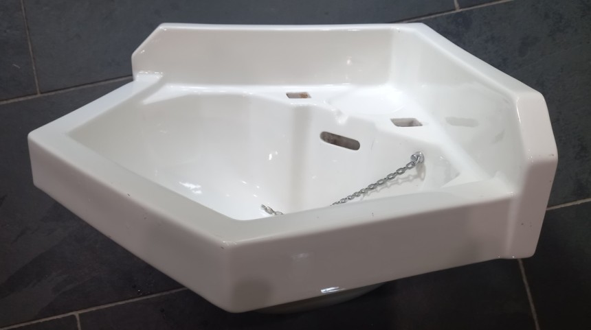 Antique & Reclaimed Reclaimed corner basin- SalvoWEB UK