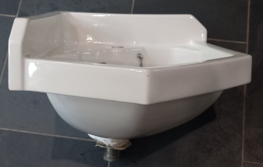 Antique & Reclaimed Reclaimed corner basin- SalvoWEB UK