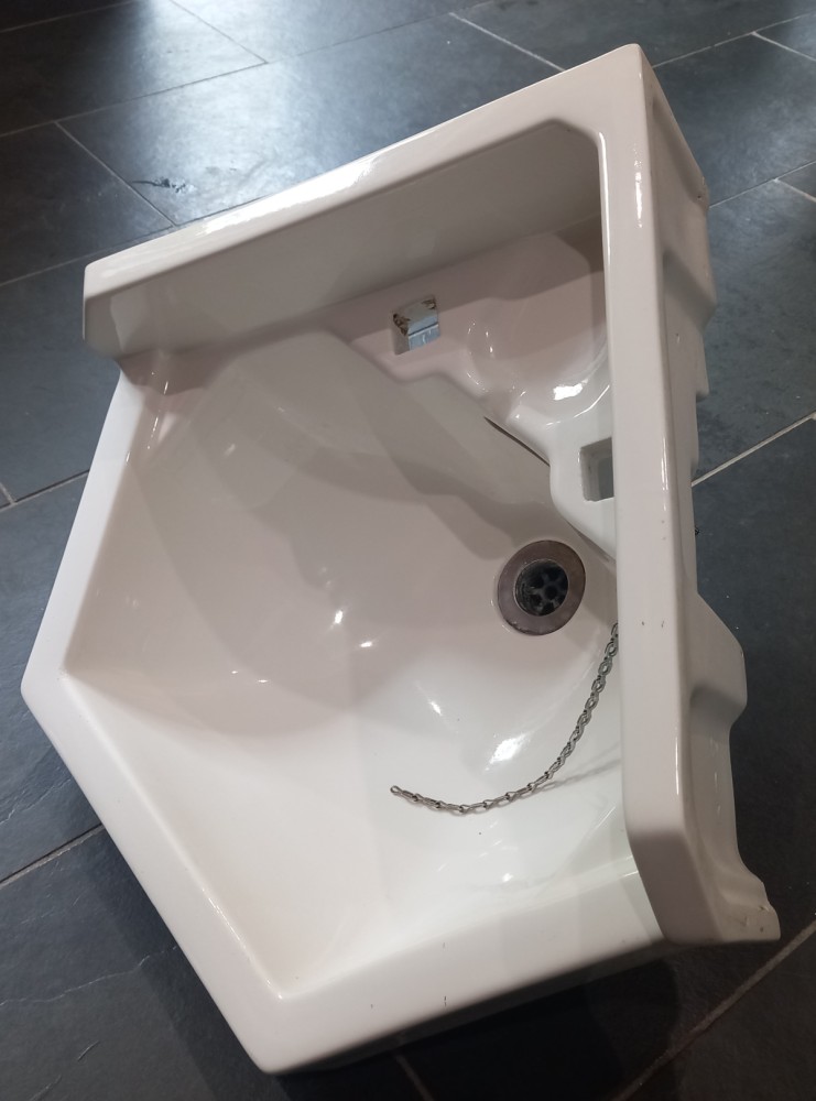 Antique & Reclaimed Reclaimed corner basin- SalvoWEB UK