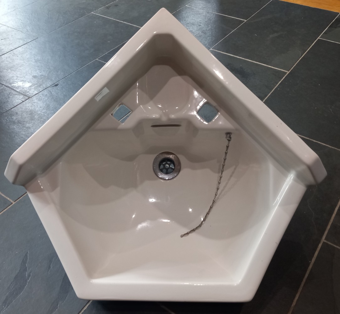 Antique & Reclaimed Reclaimed corner basin- SalvoWEB UK