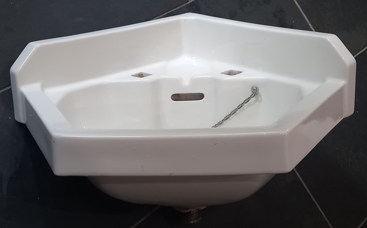 Antique & Reclaimed Reclaimed corner basin- SalvoWEB UK