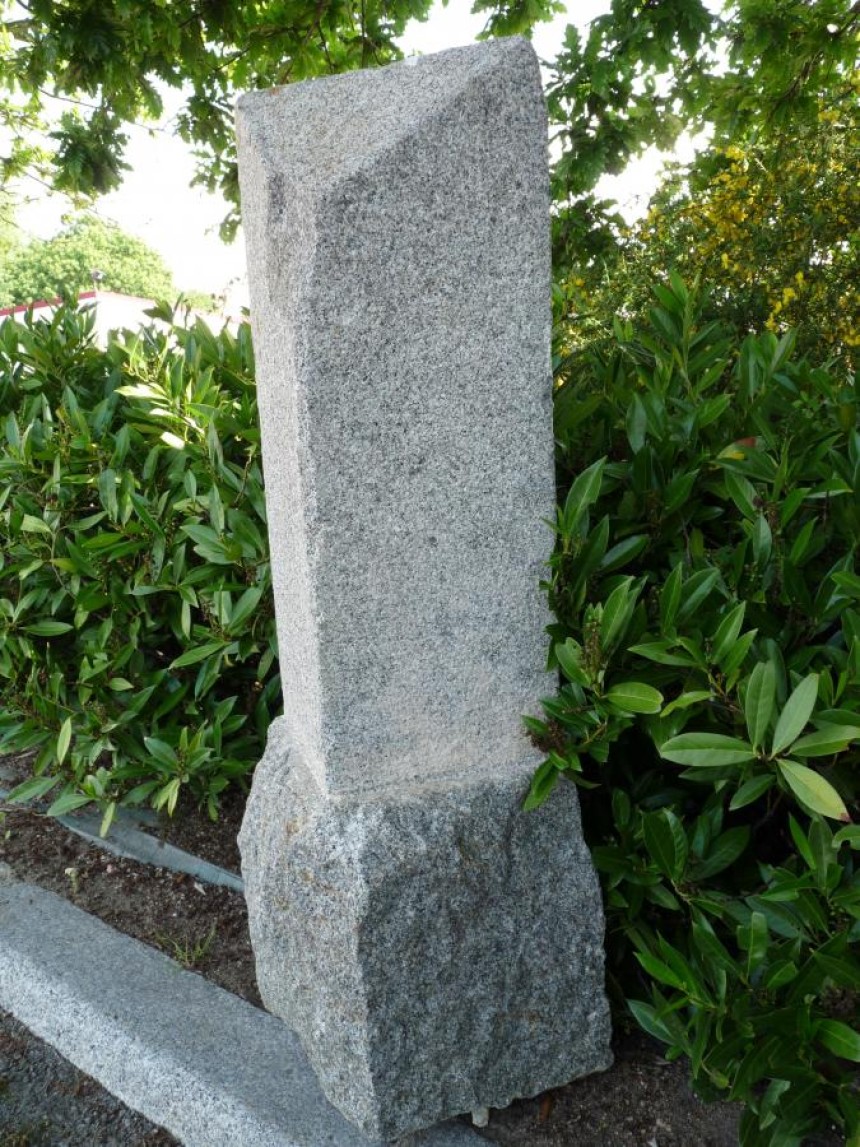 Antique & Reclaimed borne granit / antique French granite posts POA ...