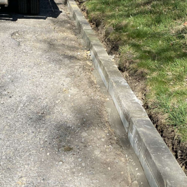 Antique & Reclaimed Reclaimed Yorkshire Stone Kerbs - Steps - SalvoWEB UK